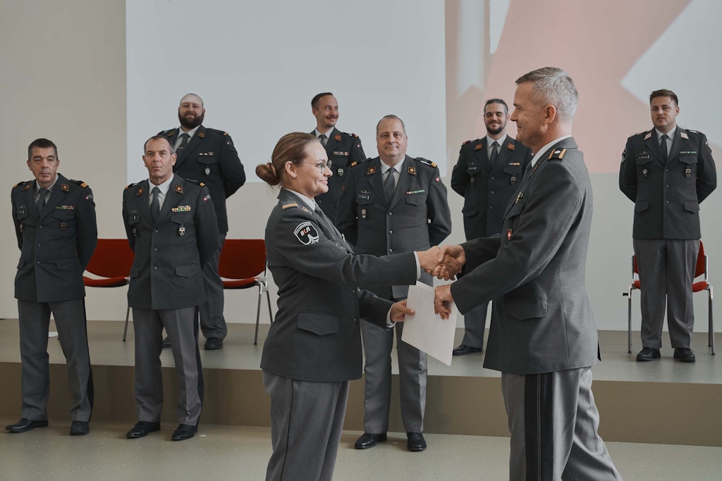 Armée suisse | Armée suisse défend